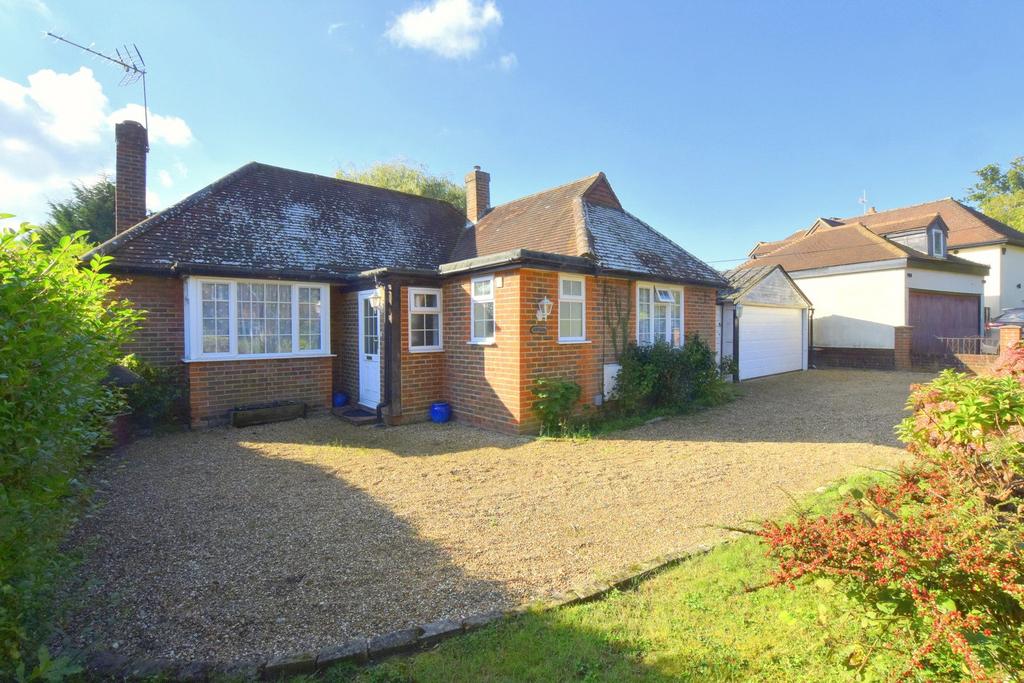 Orchard Close, East Horsley, KT24 2 bed bungalow for sale - £699,950