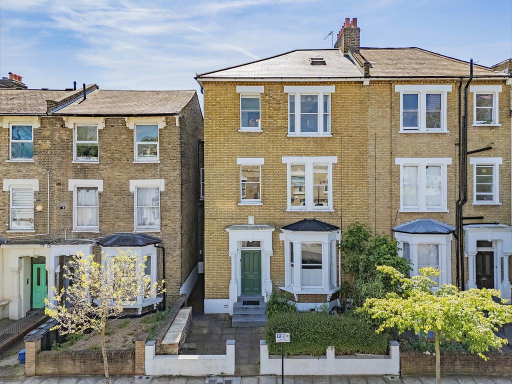 Brooke Road, Hackney, E5 3 bed apartment - £2,940 pcm (£678 pw)