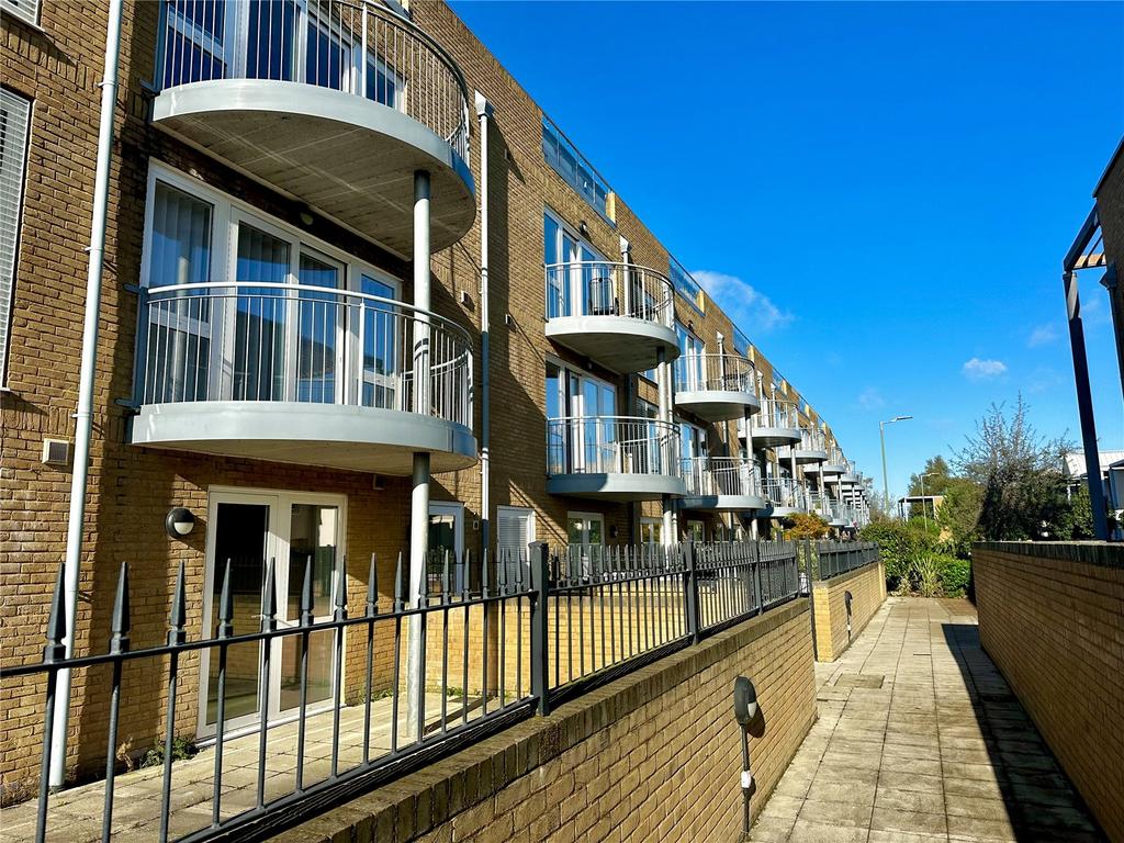 Almansa Way, Lymington, Hampshire, SO41 2 bed apartment for sale - £550,000