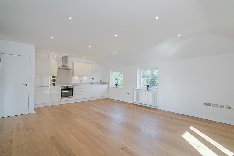 Hampton Court Road 1 bed apartment - £1,850 pcm (£427 pw)