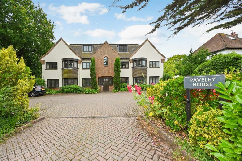 Paveley House, Fishbourne Road East... 2 bed flat - £1,200 pcm (£277 pw)