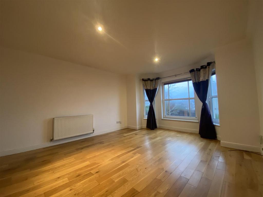 Cornhill Road, Perth 2 bed flat - £750 pcm (£173 pw)