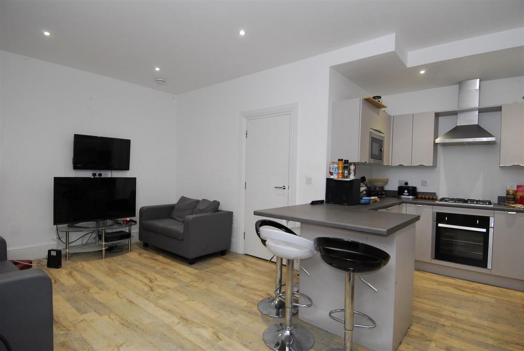 North Road East, Plymouth PL4 4 bed house - £2,340 pcm (£540 pw)