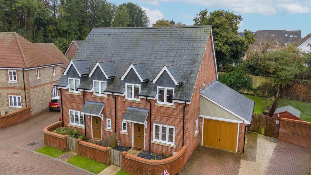 Fiver Close, Whitchurch, RG28 7FN 3 bed semi-detached house - £425,000