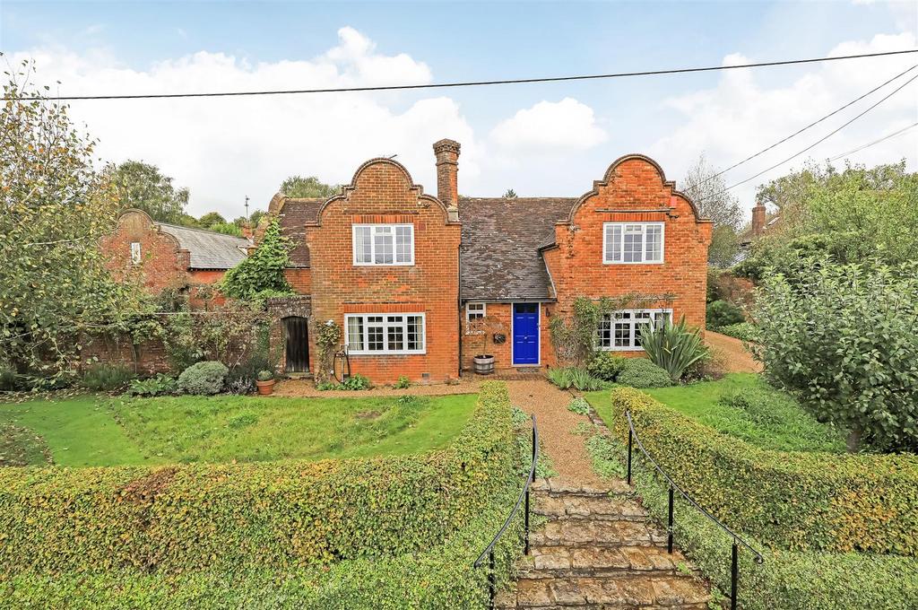 Manor Cottage 4 bed detached house - £3,000 pcm (£692 pw)