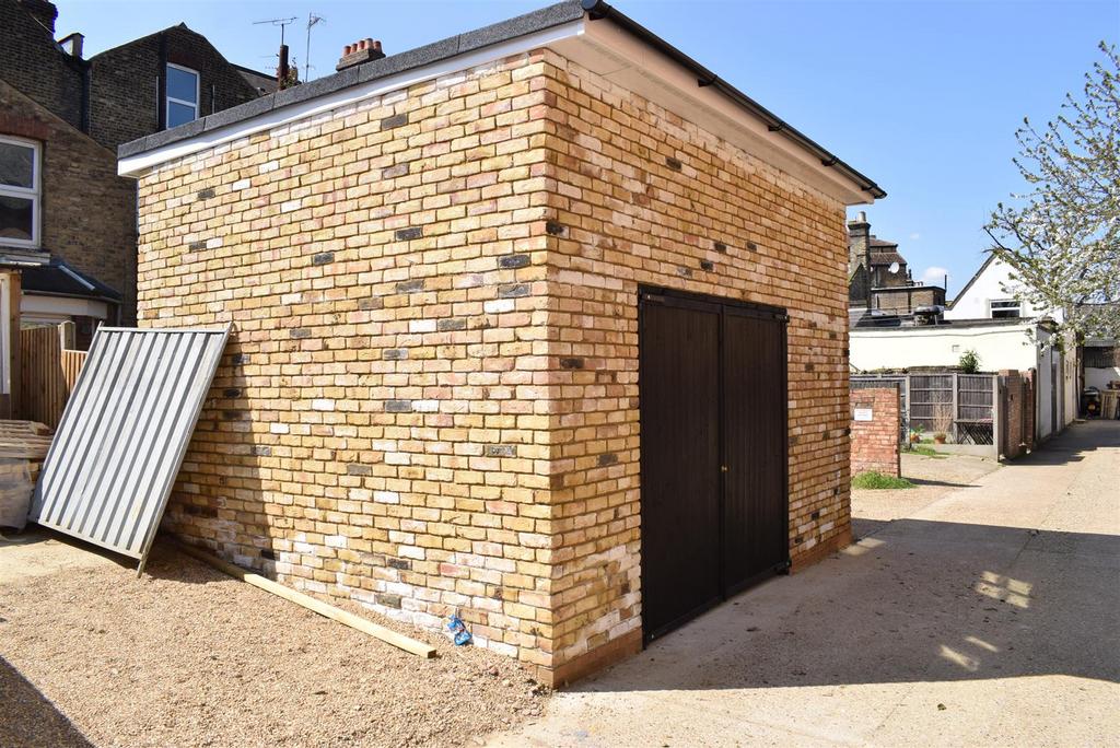 High Street Wanstead, London Garage - £450 pcm (£104 pw)