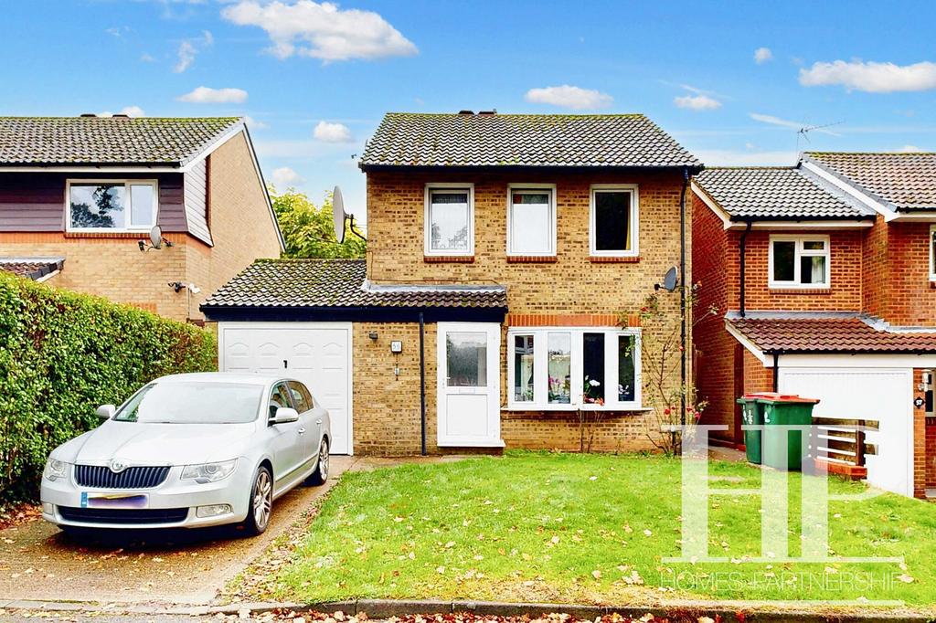 Sissinghurst Close, Crawley RH10 3 bed detached house - £1,875 pcm (£ ...