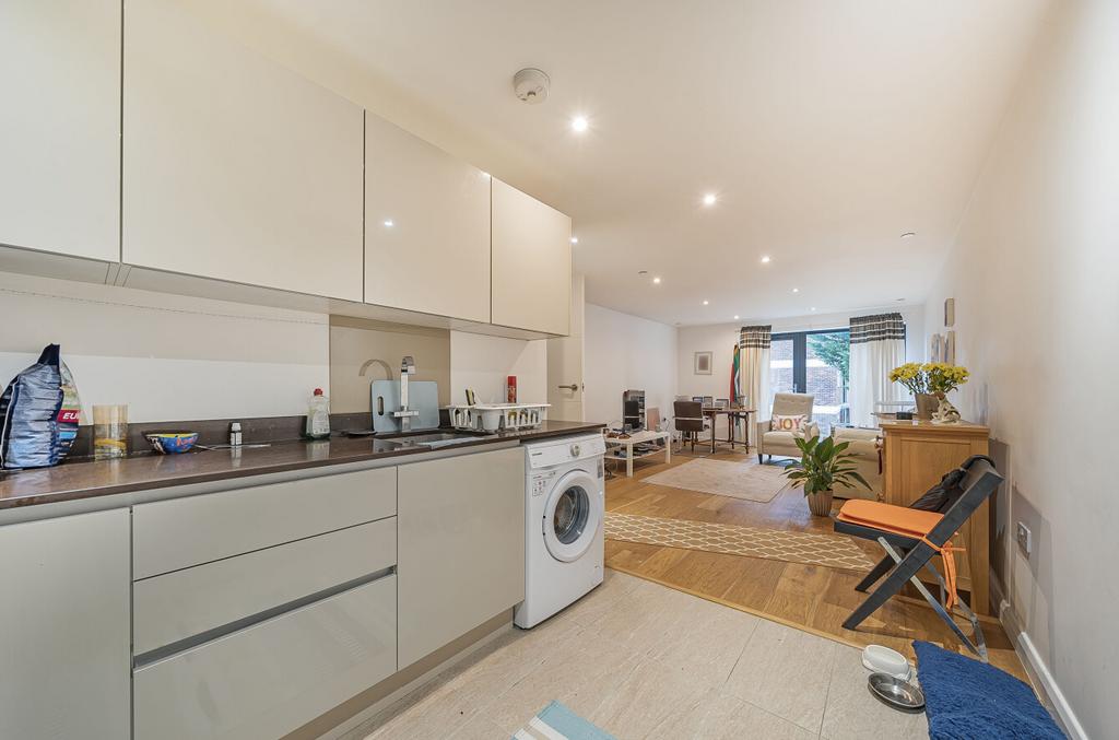 175-177 High Street, New Malden KT3 1 bed flat - £300,000