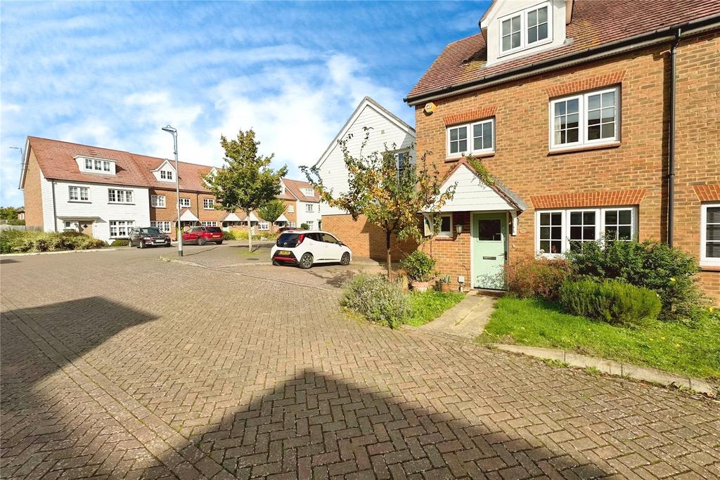 Lakeside Avenue, Kent ME13 4 bed semi-detached house - £350,000