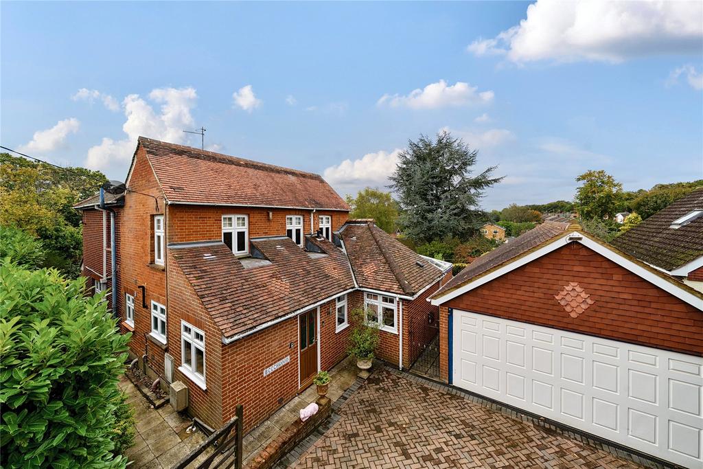 Kings Lane, Surrey GU20 4 bed detached house - £1,000,000