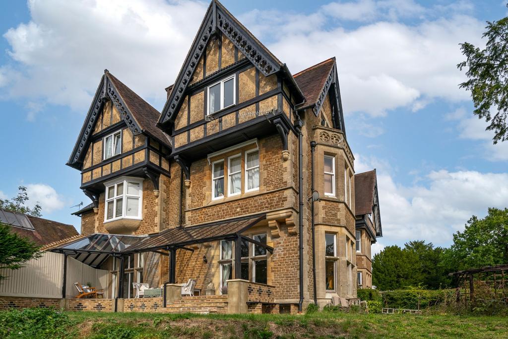 Raglan Road, Reigate, RH2 3 bed ground floor flat for sale - £750,000