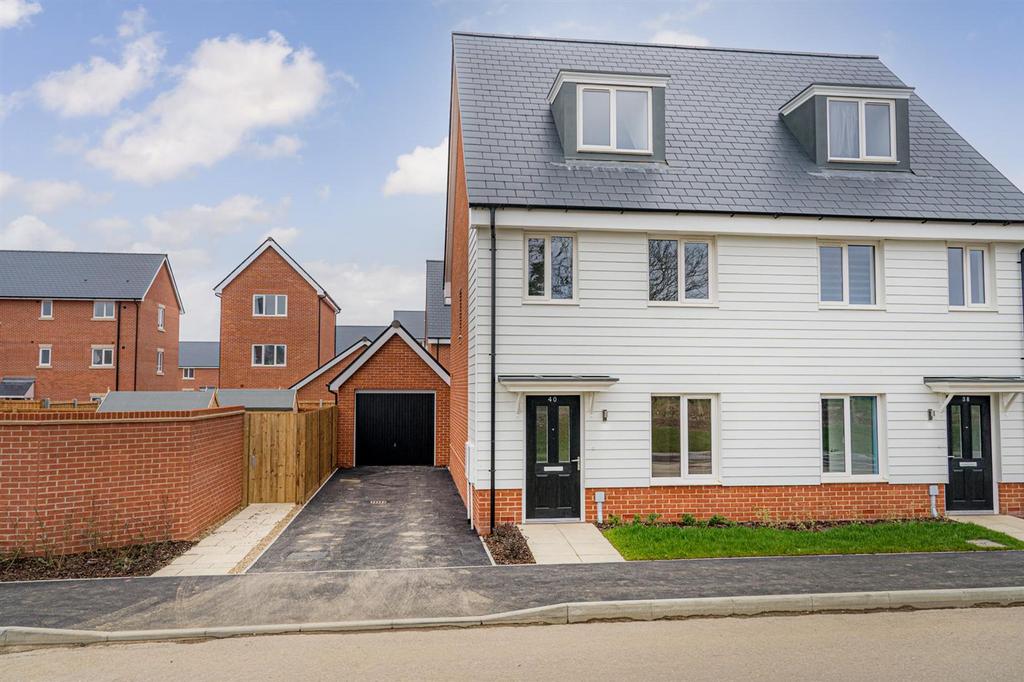 Smith Way, Canterbury, CT1 3 bed semi-detached house - £1,650 pcm (£381 pw)