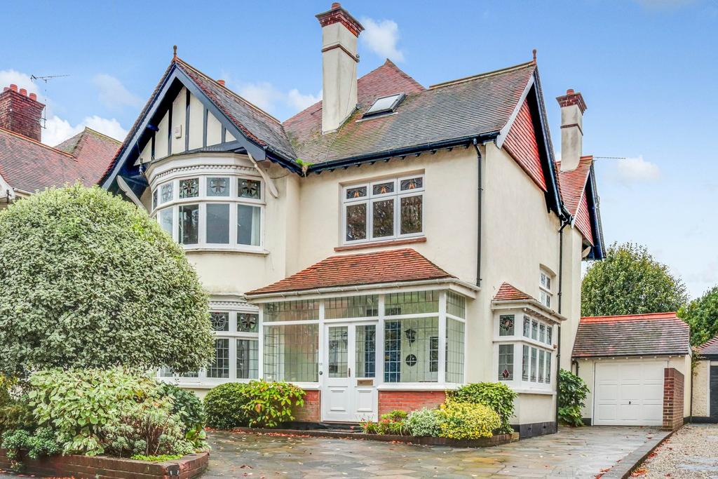 Burges Road, Thorpe Bay SS1 5 bed detached house for sale - £1,150,000