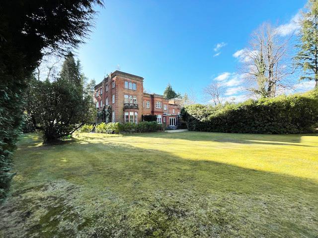 Windlesham, Surrey, GU20 2 bed flat for sale - £500,000