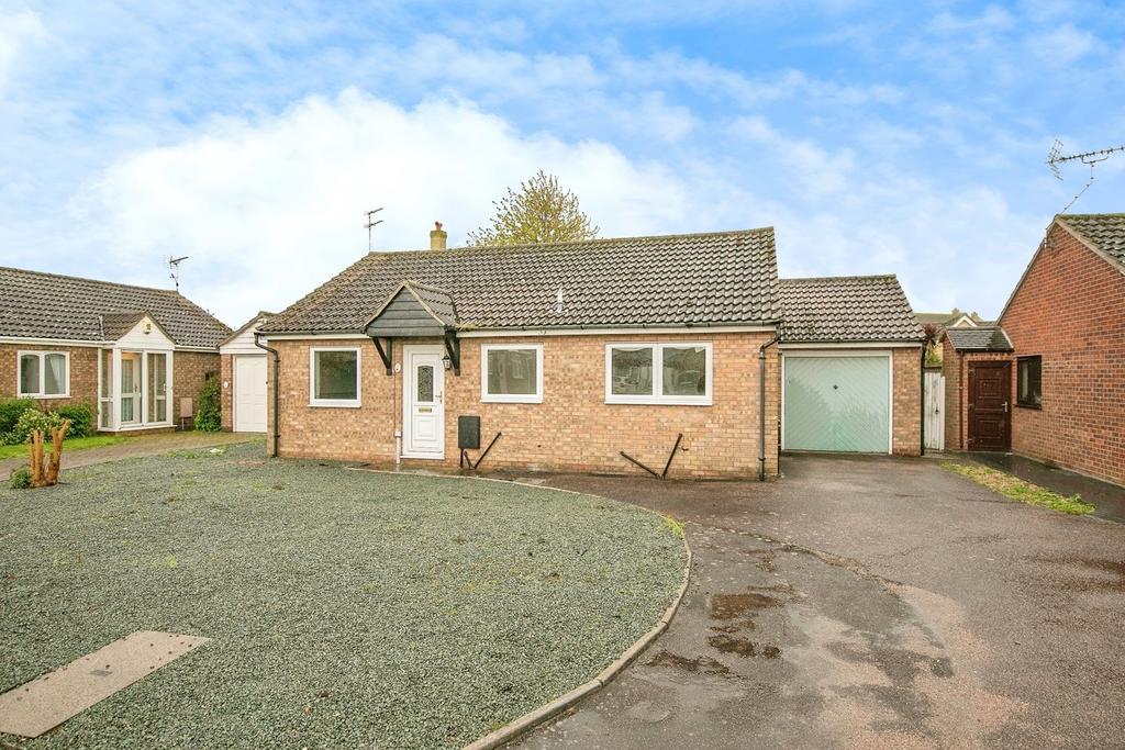 Saxmundham Way, Clacton-on-Sea CO16 2 bed detached bungalow - £219,000