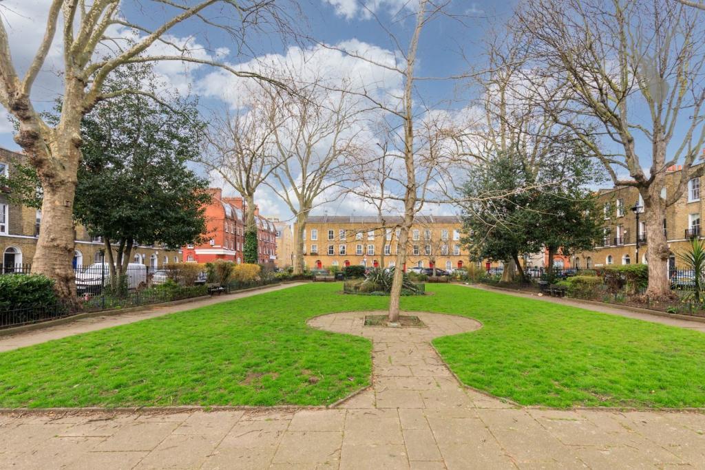 Stepney, E1 2 bed flat - £355,000