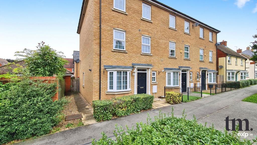 Roding Drive, Dunmow CM6 4 bed end of terrace house for sale - £425,000
