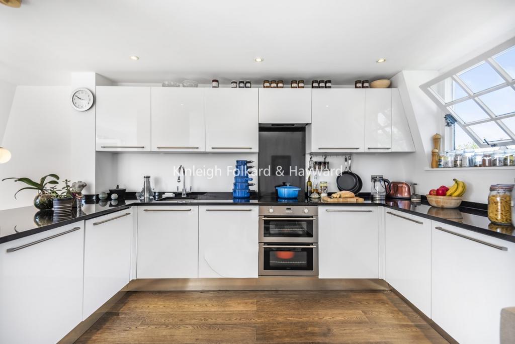 Brixton Road London SW9 2 bed flat - £2,700 pcm (£623 pw)