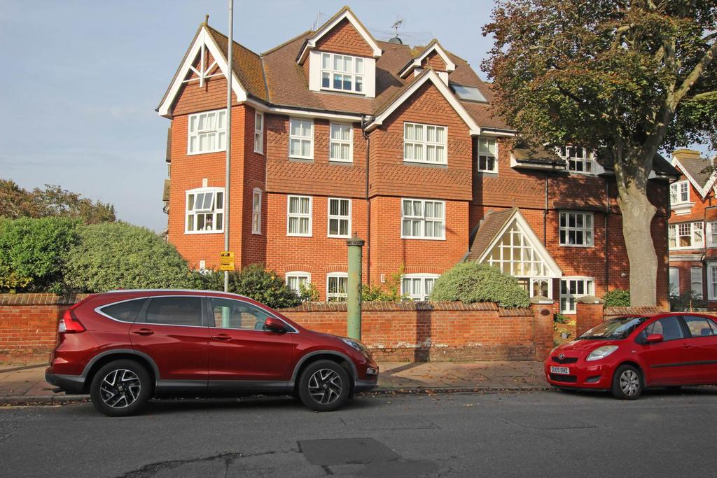 Silverdale Road, Eastbourne, BN20 7BB 2 bed flat - £235,000