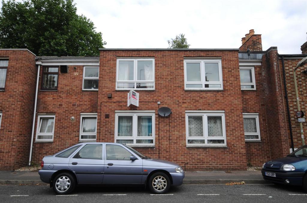 Great Clarendon Street 3 bed flat - £2,440 pcm (£563 pw)
