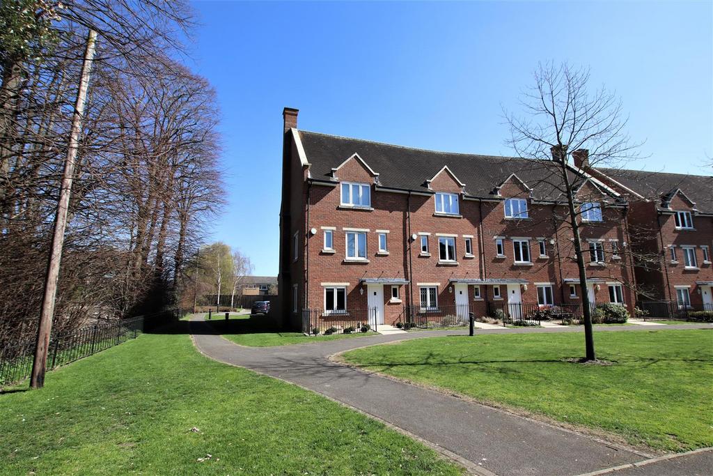 St. Agnes Place, Chichester 4 bed townhouse - £2,000 pcm (£462 pw)