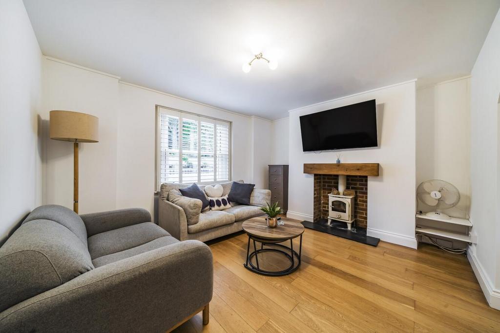 Effra Road, Brixton 2 bed flat - £650,000
