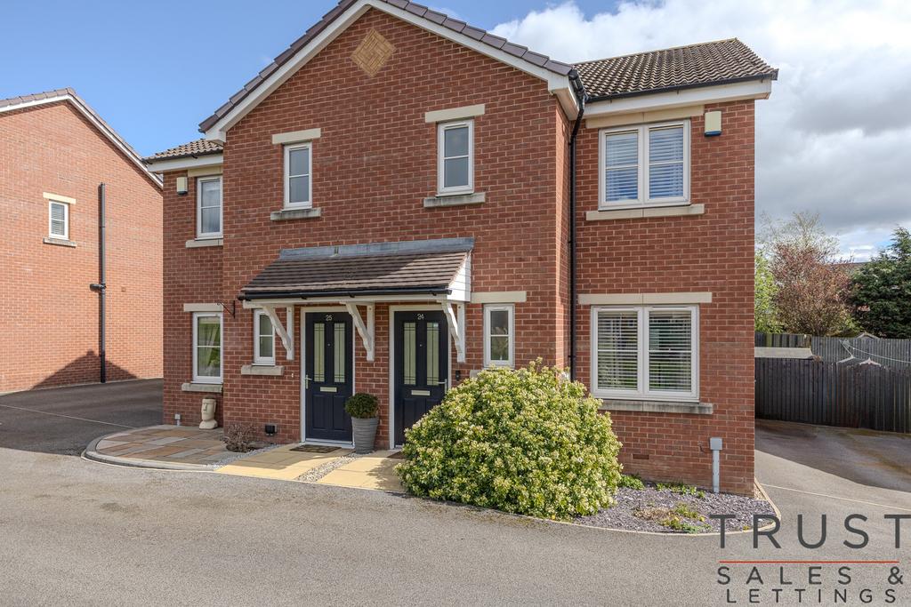 Morley, Leeds LS27 3 bed semi-detached house - £1,300 pcm (£300 pw)