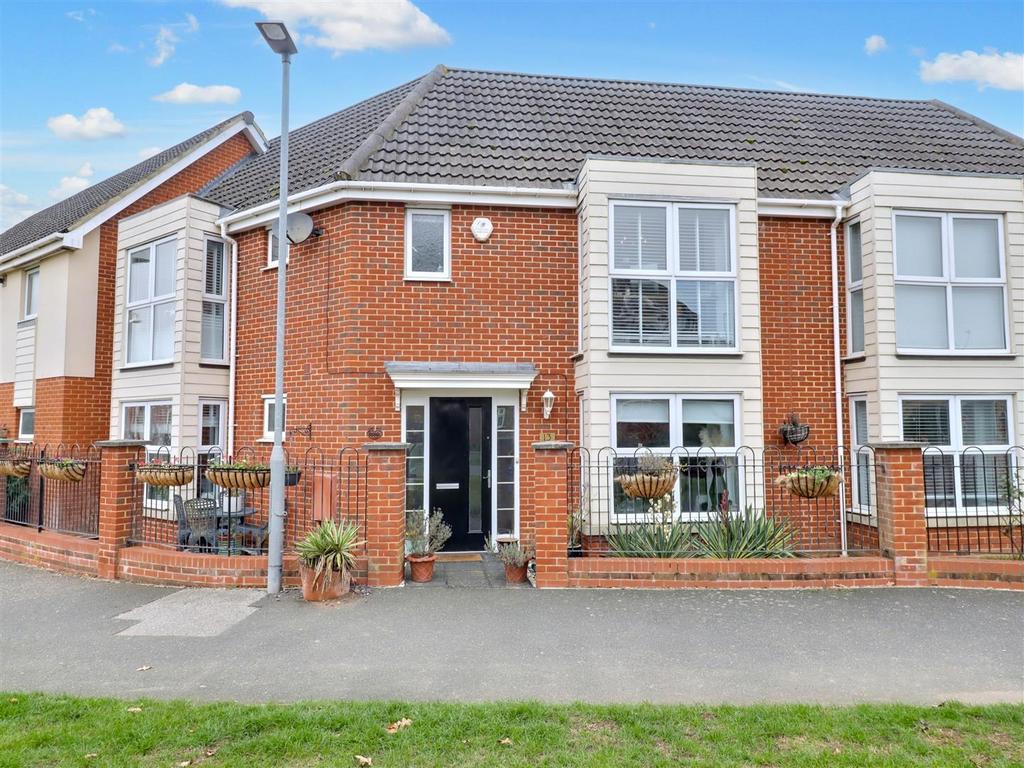 St. Simon Close, Norwich NR8 3 bed end of terrace house - £250,000