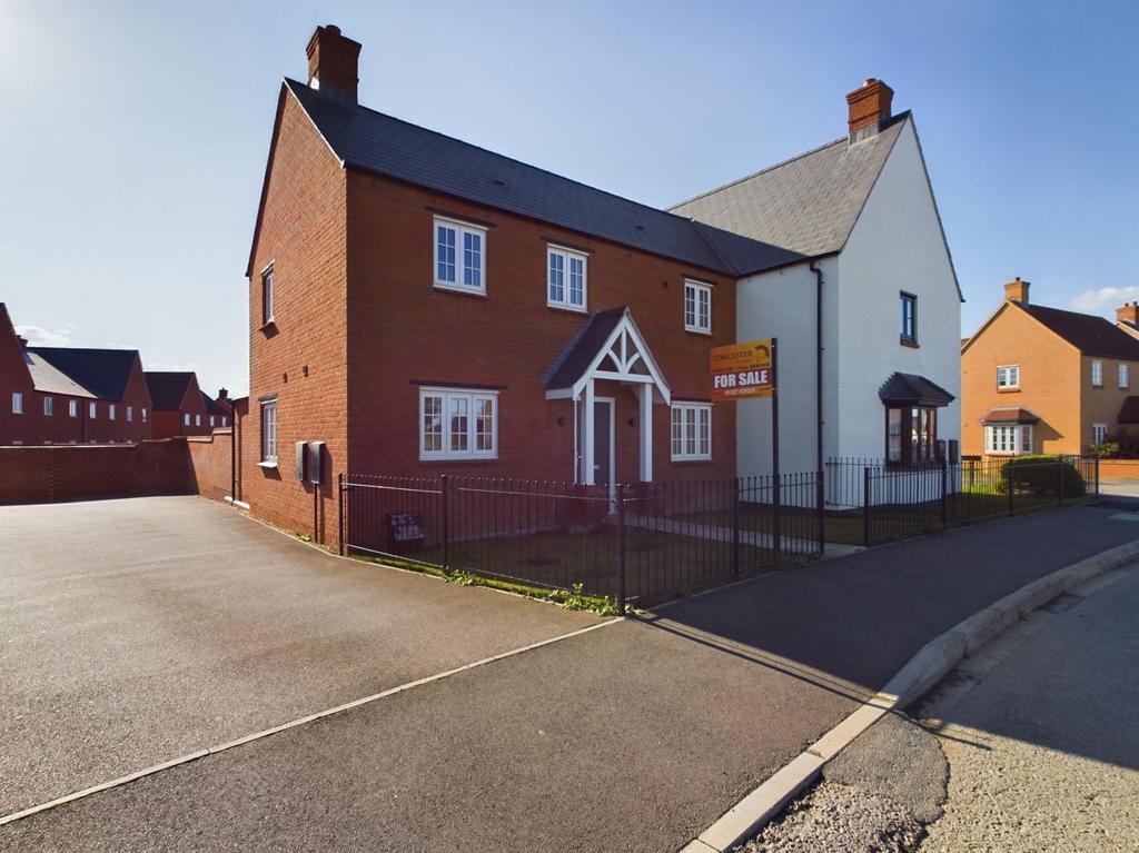 Redcar Road, Towcester, NN12 3 bed semi-detached house - £395,000