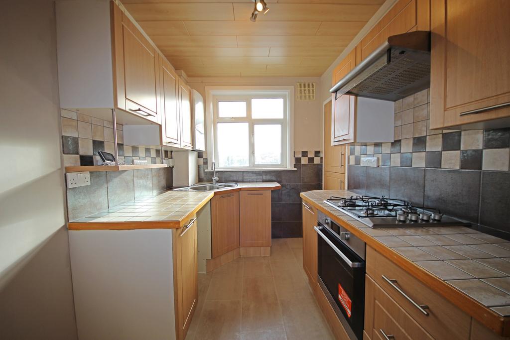 Howeth Road, Ensbury Park, Bournemouth, 2 bed flat - £1,225 pcm (£283 pw)