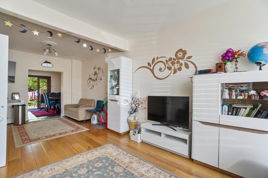 Saltash Road, IG6 2NL 3 bed terraced house - £549,000