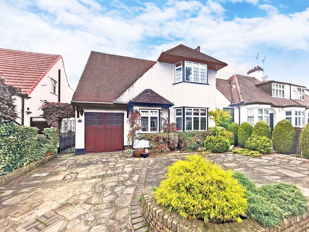 West Avenue, Pinner HA5 3 bed detached house - £865,000