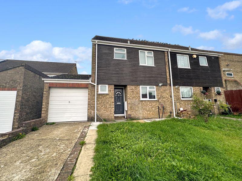 Rochfords Gardens, Slough, SL1 3 bed semi-detached house - £2,000 pcm ...