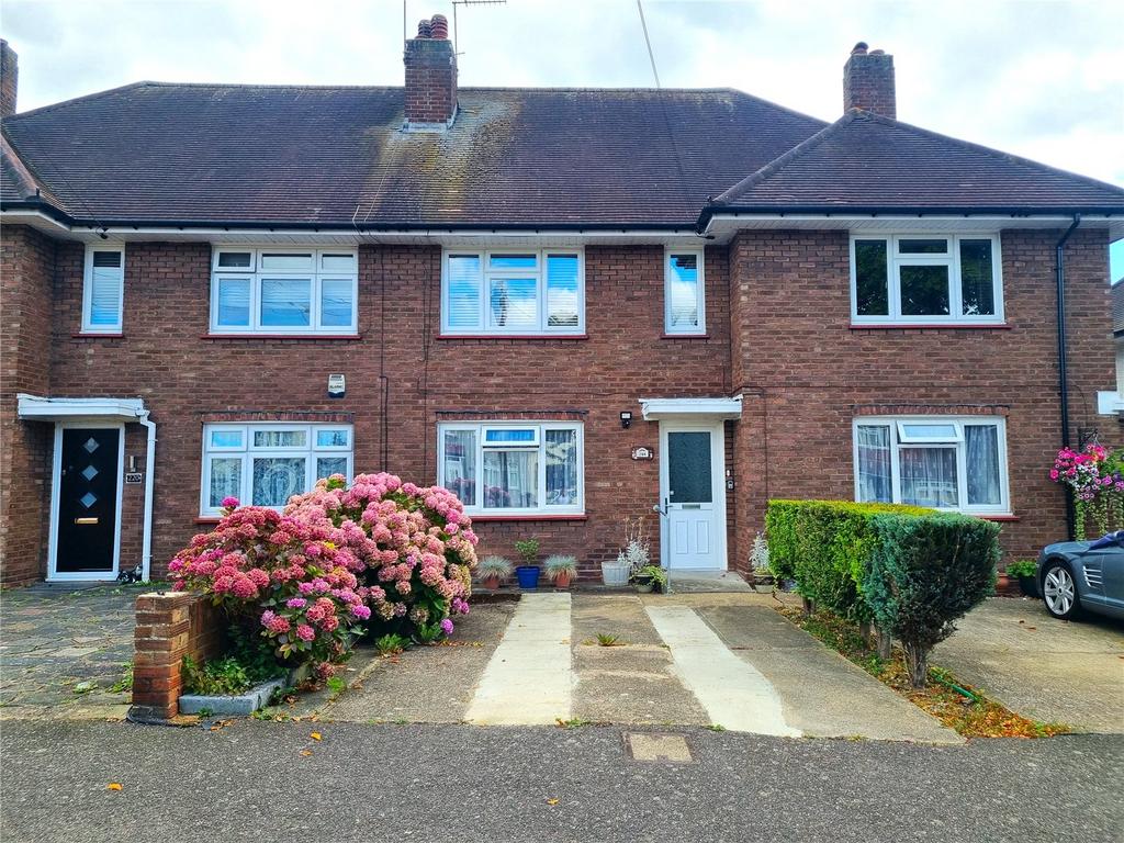 Chase Cross Road, Romford RM5 2 bed flat for sale - £275,000