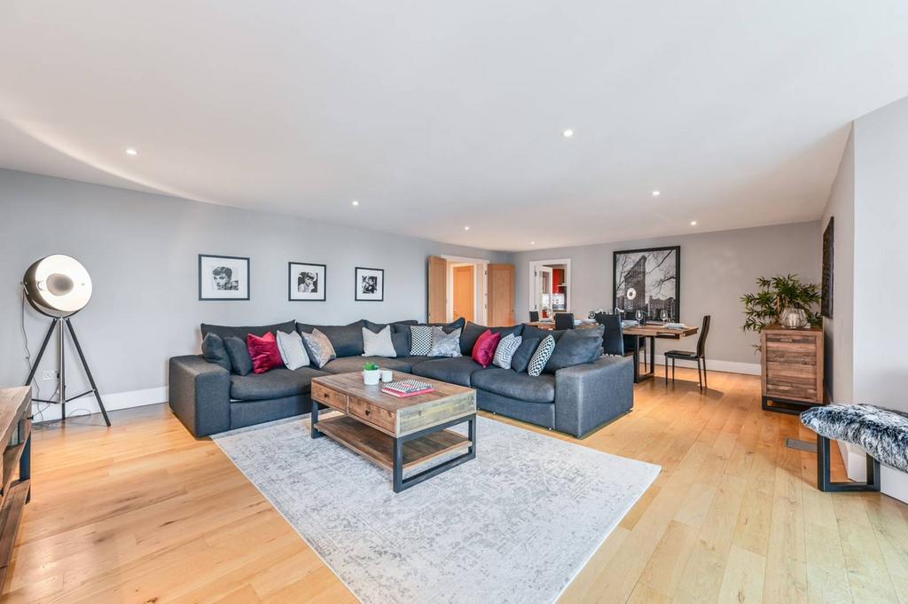 St George Wharf, Vauxhall, London, SW8 2 bed flat - £1,200,000