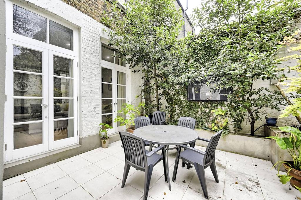Redcliffe Square, Chelsea, London, SW10 2 bed flat - £1,400,000