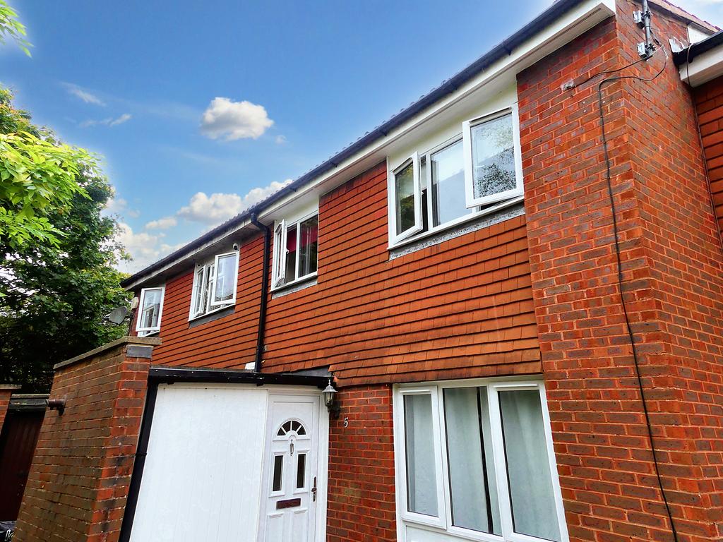 Salvington Road, Crawley RH11 3 bed terraced house for sale - £315,000