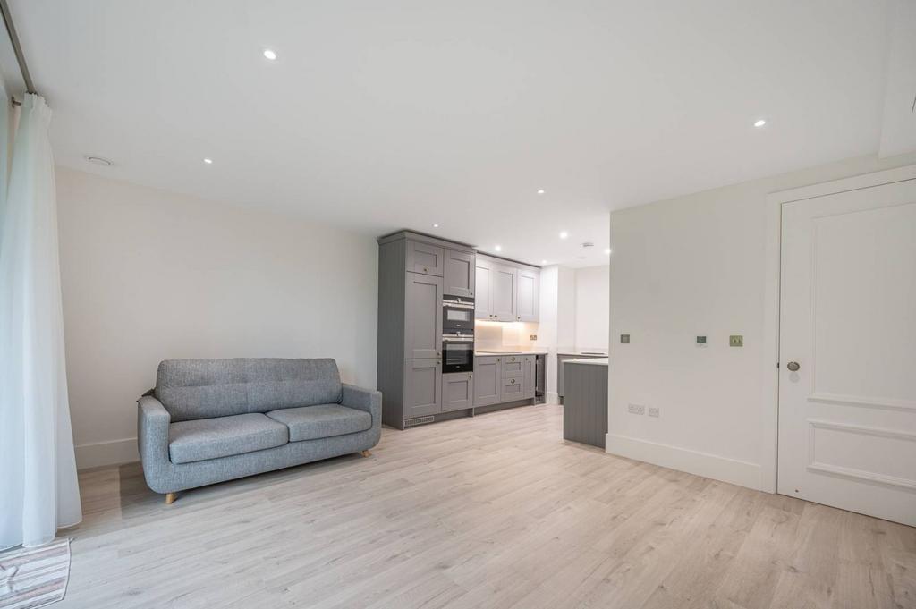 Lyon House, Oakwood, Barnet, EN4 1 bed flat - £2,250 pcm (£519 pw)