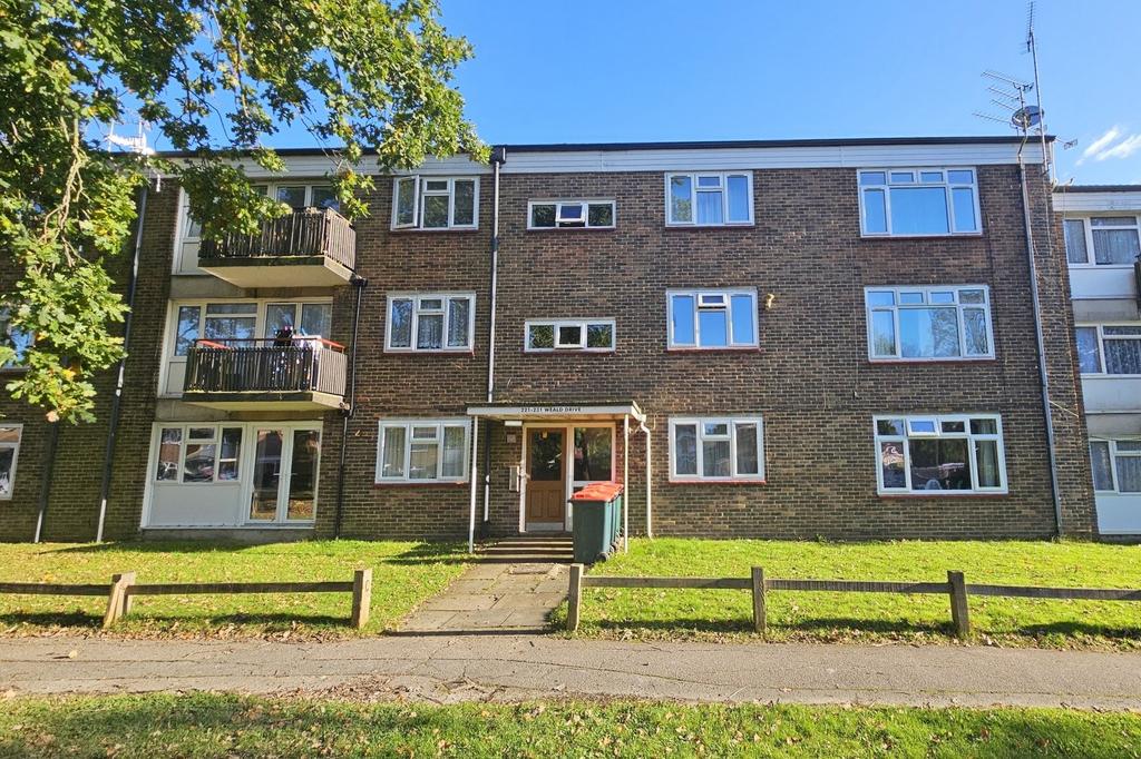 Weald Drive, Crawley, West Sussex.... 2 bed flat - £1,300 pcm (£300 pw)