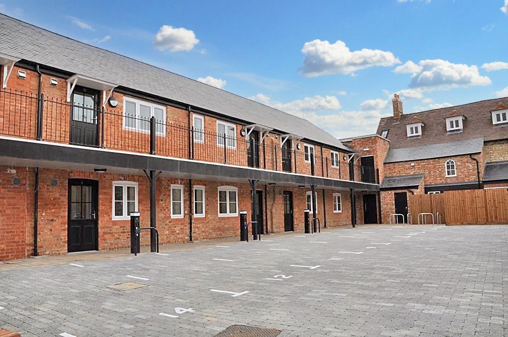 Flat on Watling Street East, Towcester 1 bed apartment - £875 pcm (£202 pw)