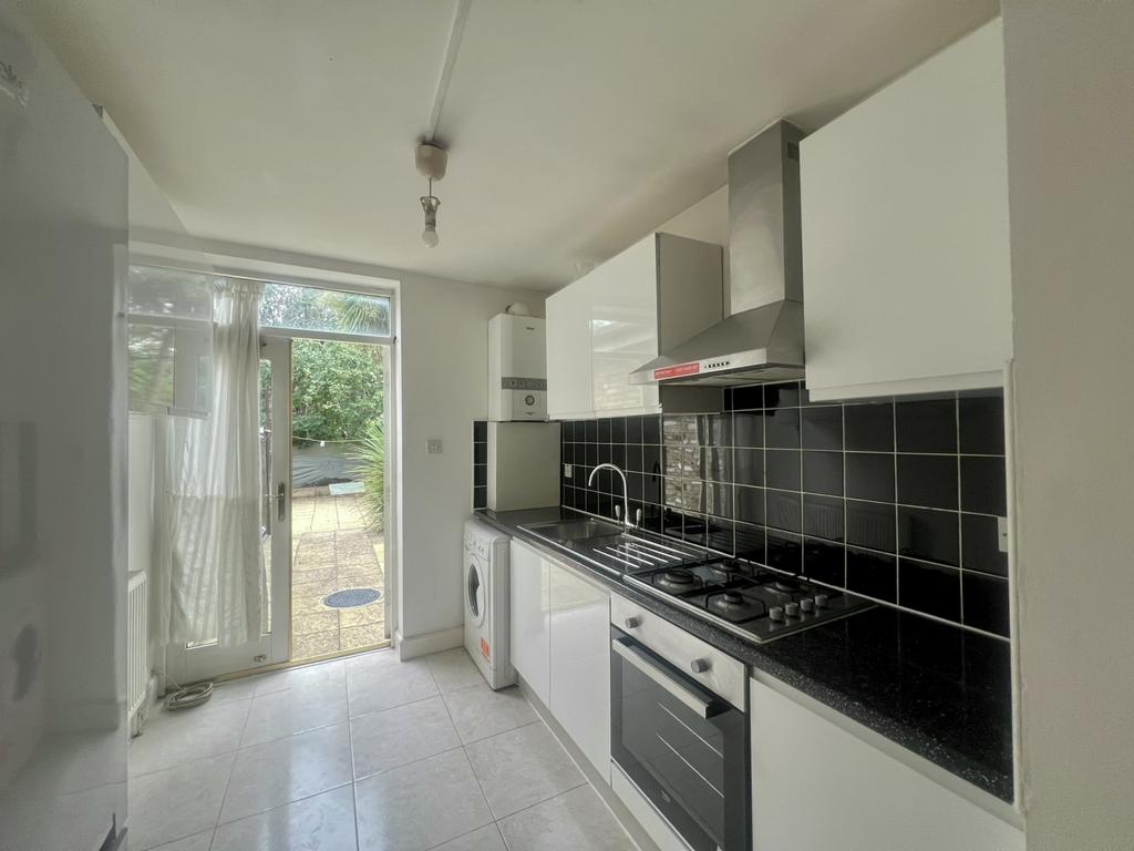 Longley Road, Tooting, London, SW17 9LH 1 bed flat - £1,600 pcm (£369 pw)