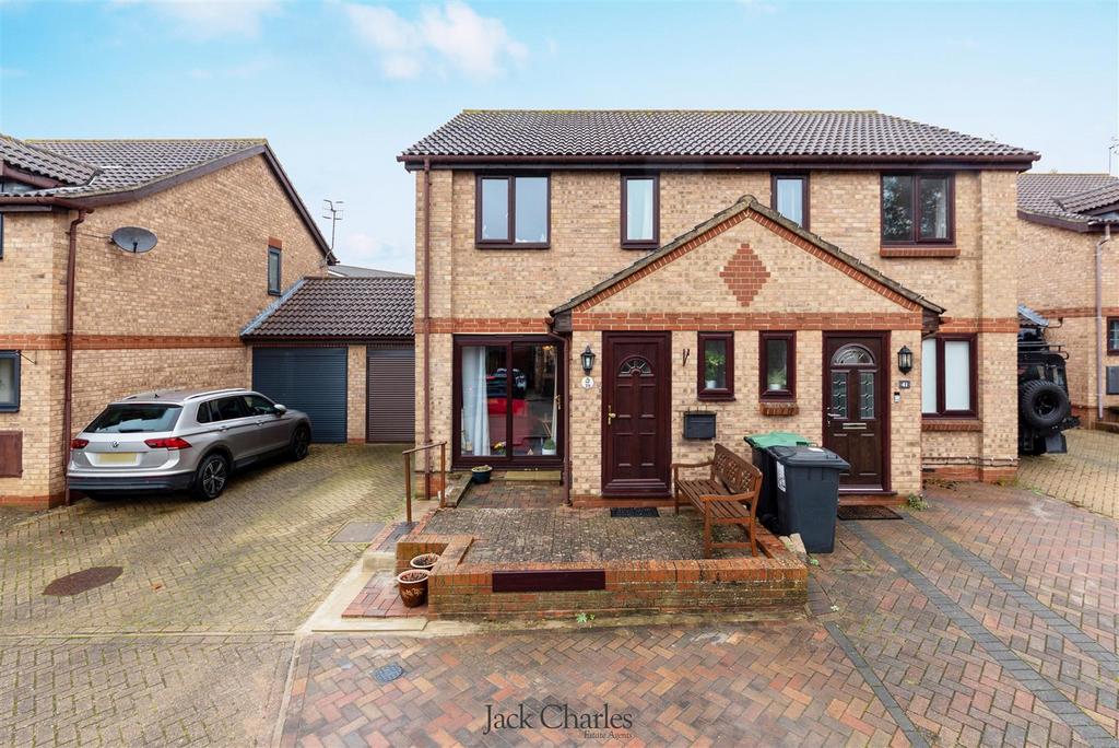 Town Acres, Tonbridge 3 bed semi-detached house - £435,000