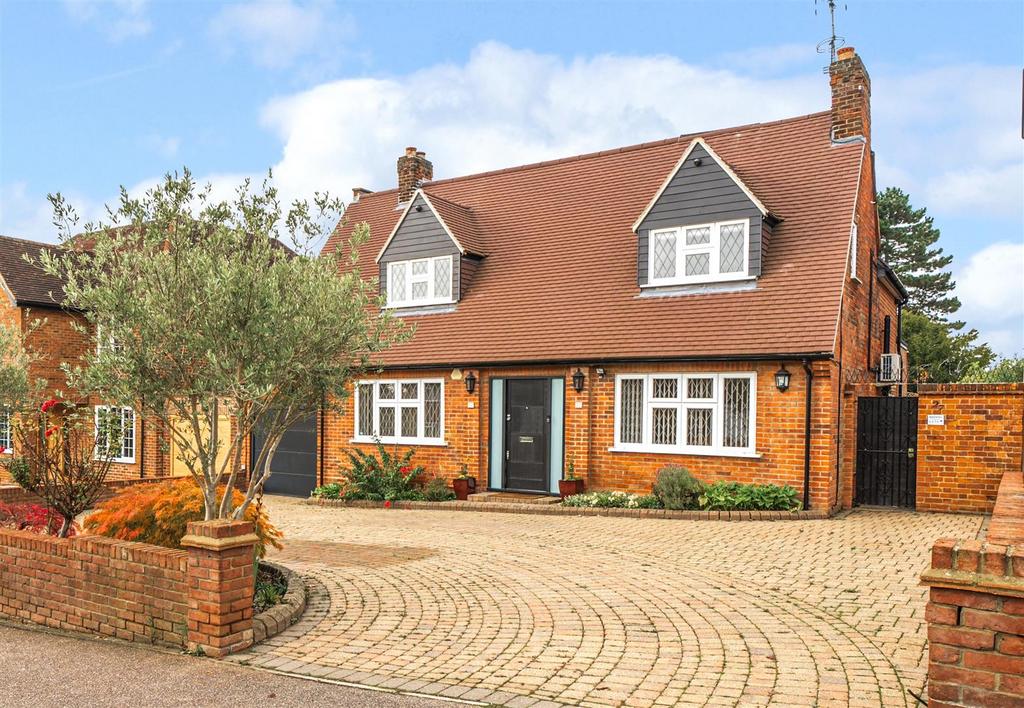 Moffats Lane, Hertfordshire AL9 4 bed detached house - £1,385,000