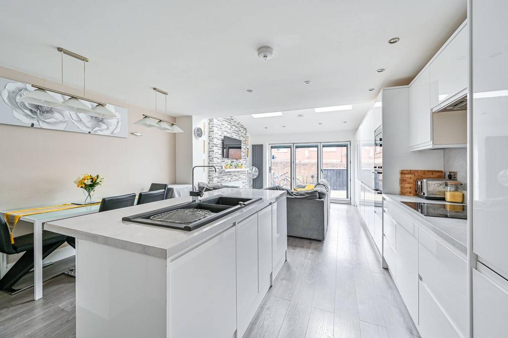 Radnor Road, Peckham, London, SE15 4 bed end of terrace house - £3,300 ...