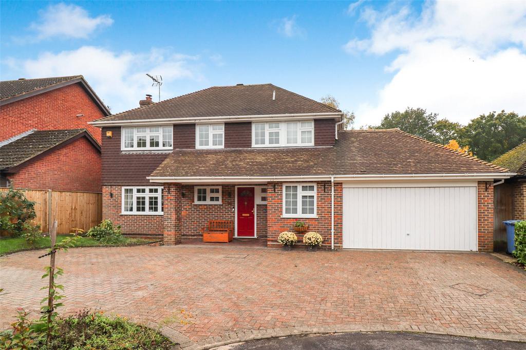 Rashleigh Court, Fleet GU52 4 bed detached house - £750,000