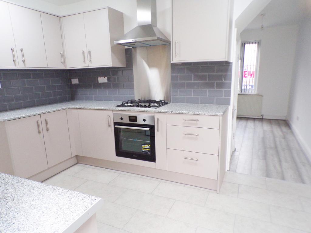 Plaistow, London, E13 2 bed terraced house - £2,000 pcm (£462 pw)