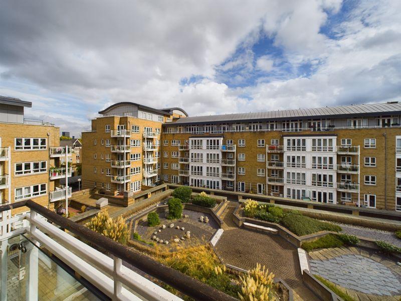 St. Davids Square, London 2 bed apartment - £2,250 pcm (£519 pw)