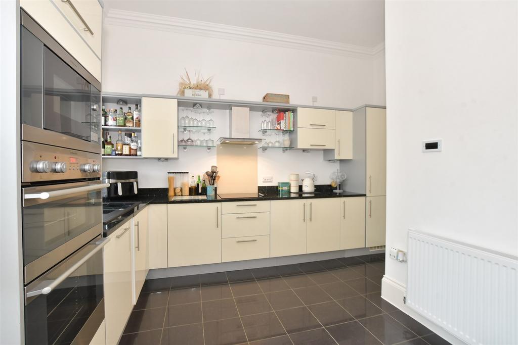 Whitecroft Park, Newport, Isle of Wight 2 bed apartment for sale - £265,000