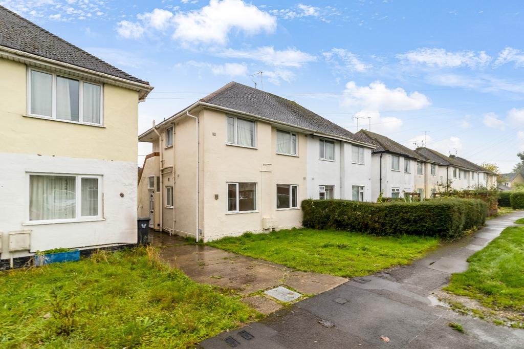 Melmore Gardens, Cirencester... 2 bed maisonette - £925 pcm (£213 pw)