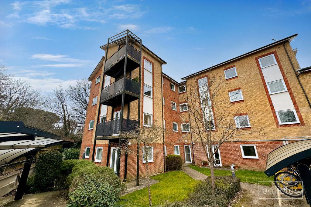 Southampton SO18 2 bed apartment - £180,000